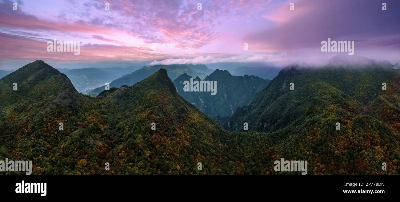 Red pond dam hi-res stock photography and images - Alamy
