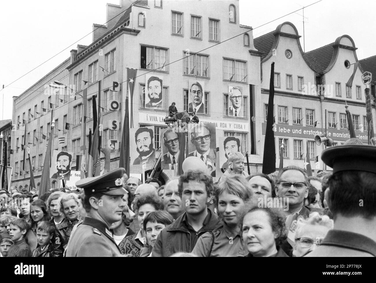 A crowd of people wait for the arrival of Cuban leader Fidel Castro in ...
