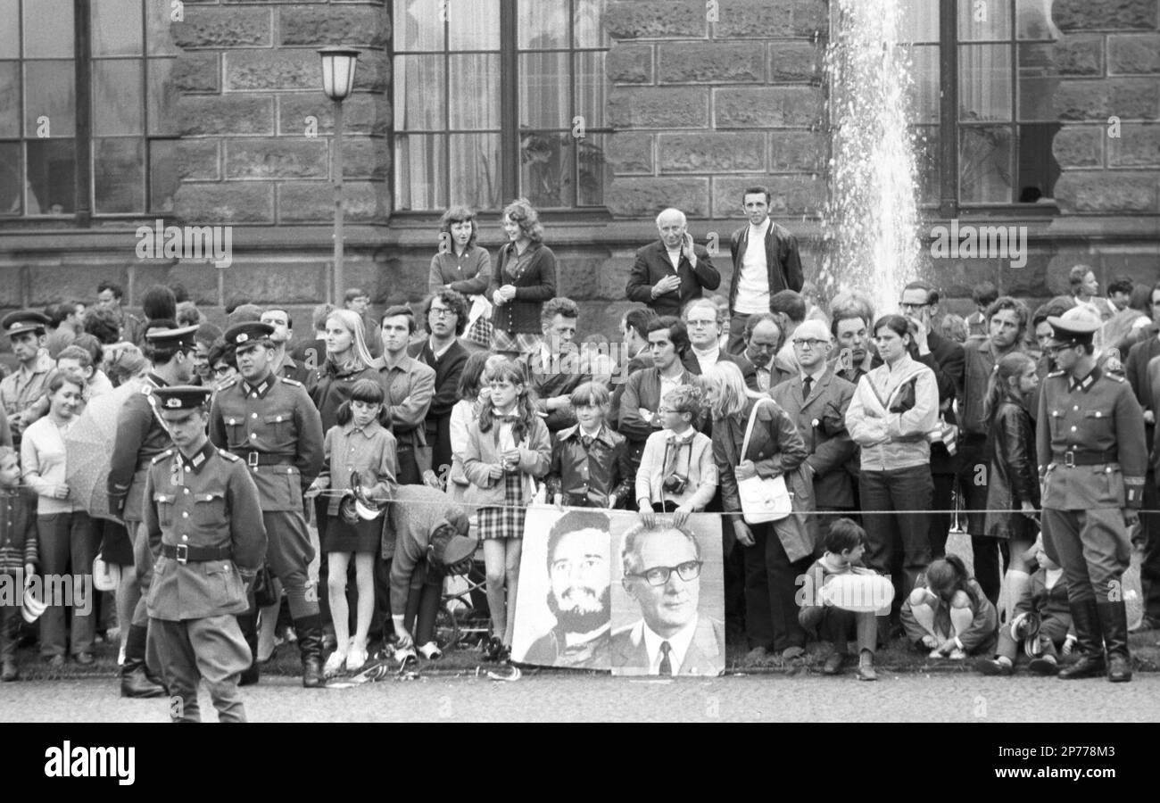 A crowd of people wait for the arrival of Cuban leader Fidel Castro in ...