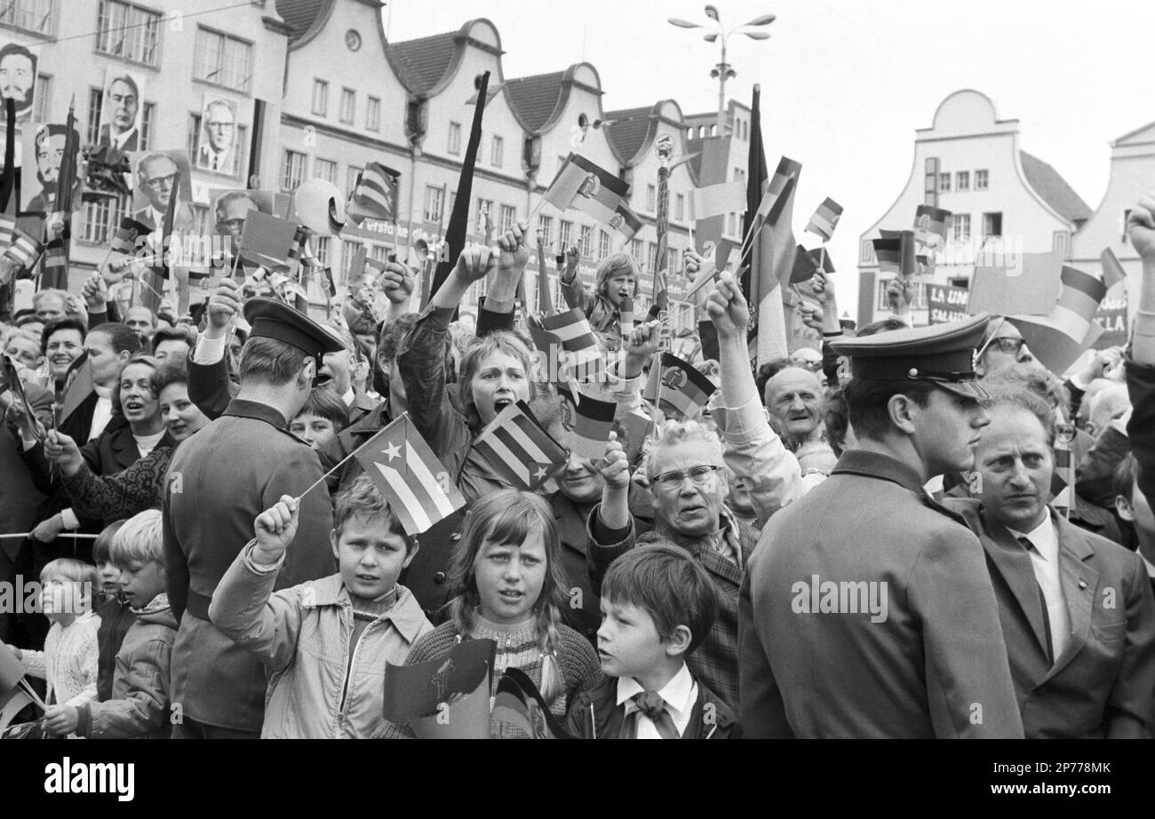 A crowd of people wait for the arrival of Cuban leader Fidel Castro in ...
