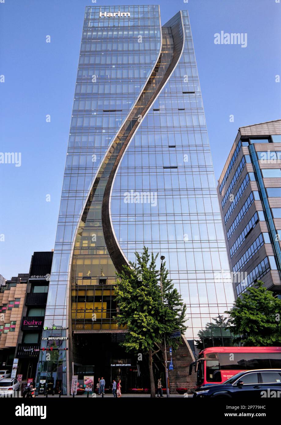 Wave building facade hi-res stock photography and images - Alamy