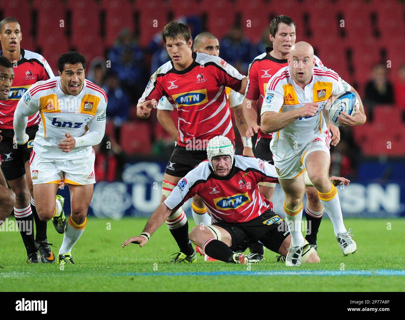 Brendon Leonard of the New Zealand Chiefs breaks through the defence of ...