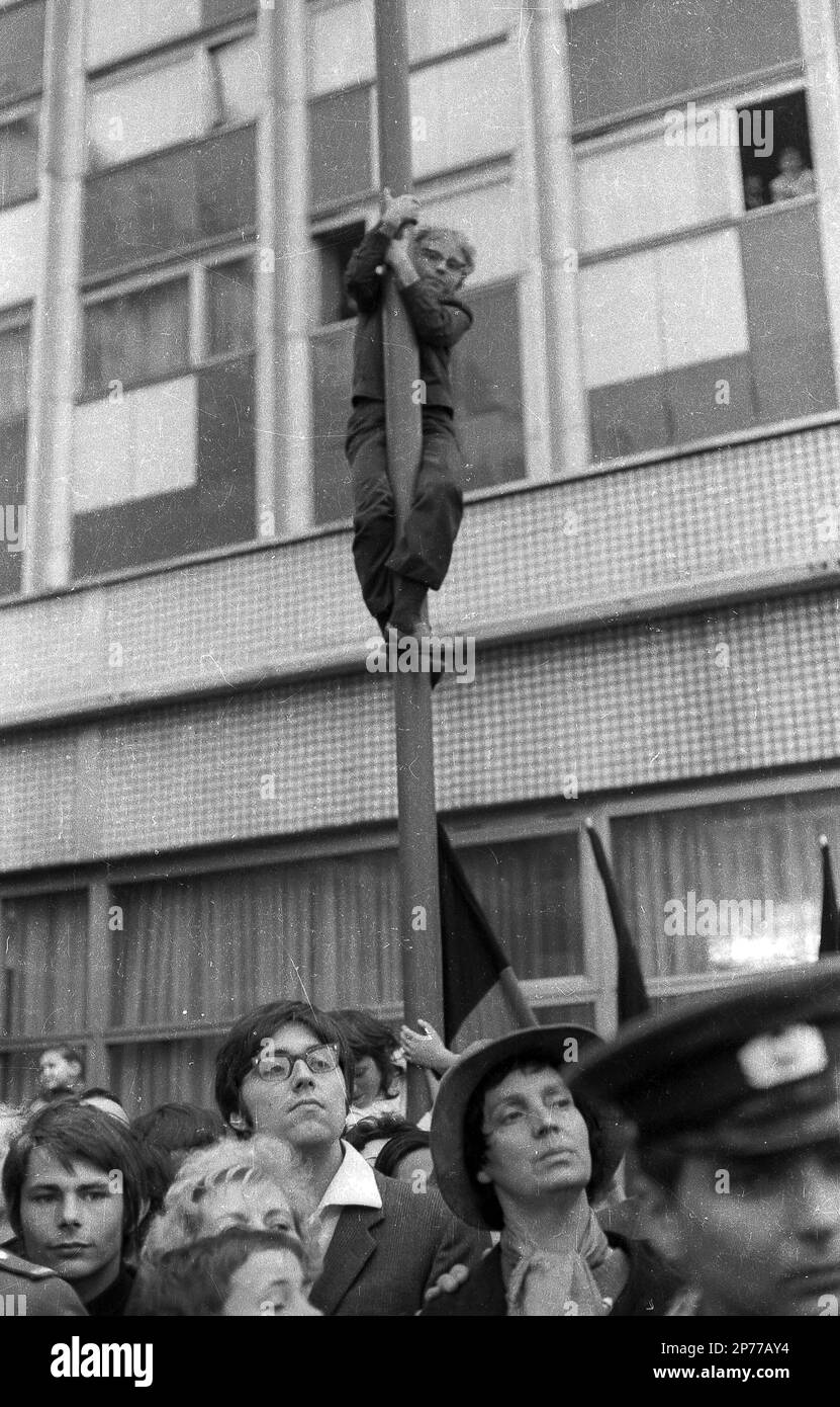 A crowd of people wait for the arrival of Cuban leader Fidel Castro in ...