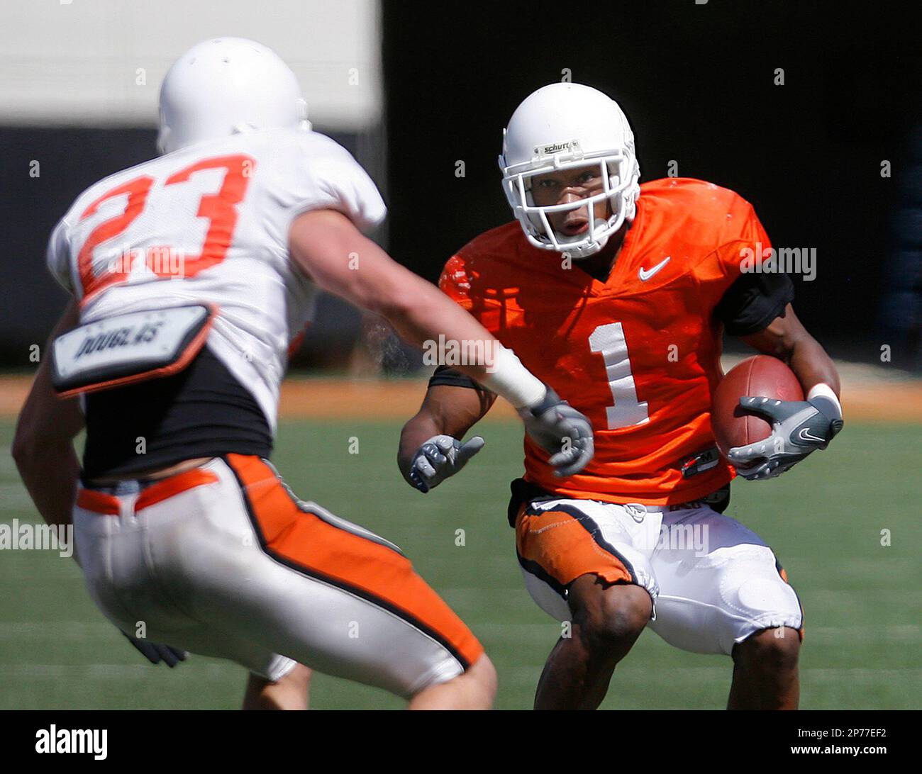 Joseph Randle (right) looks around Zack Craig during Oklahoma State ...