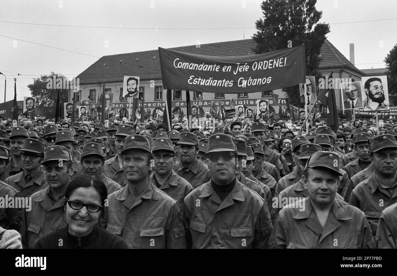 Military personnel wait for the arrival of Cuban leader Fidel Castro in ...