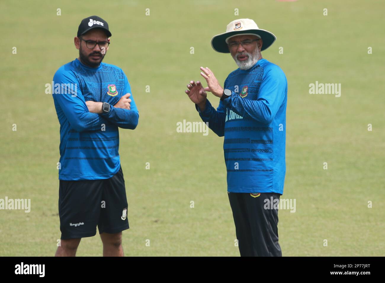 Head Coach Chandika Hathurusingha and Team official Shrinivas ...