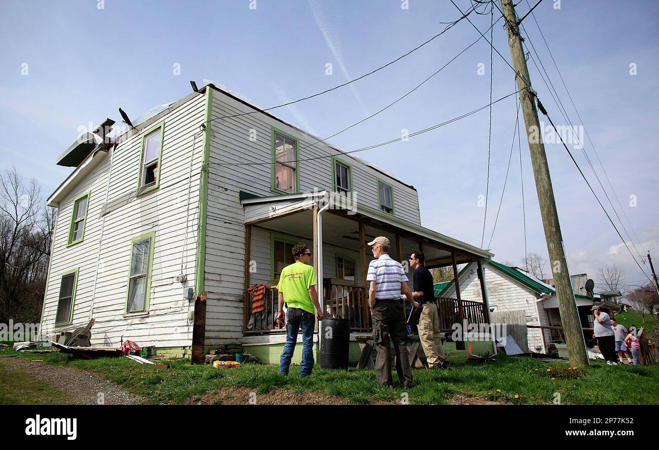 FEMA workers interview residents of homes on Martin Avenue in Pulaski ...