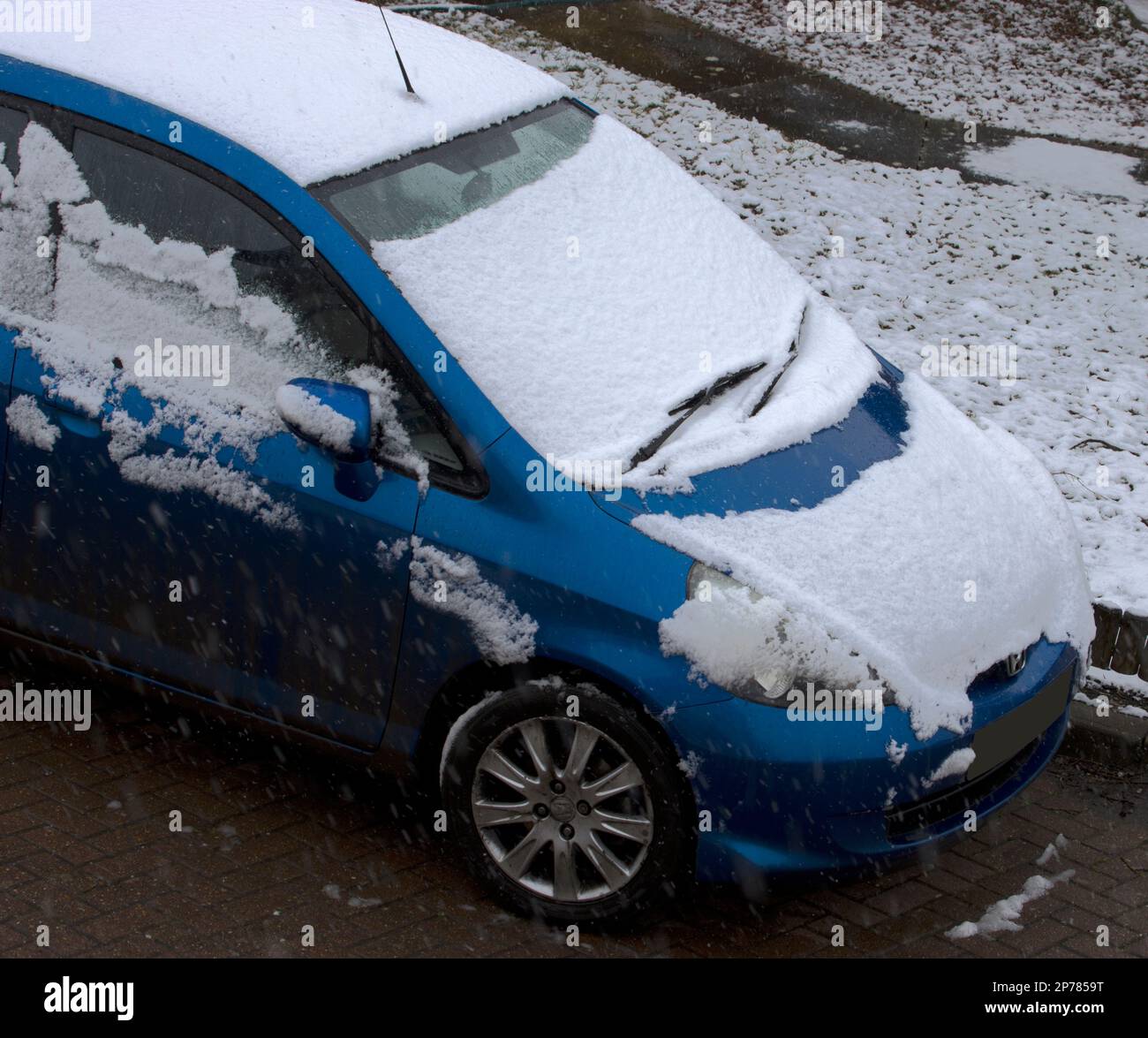 Car Covered by Snow Stock Photo - Alamy