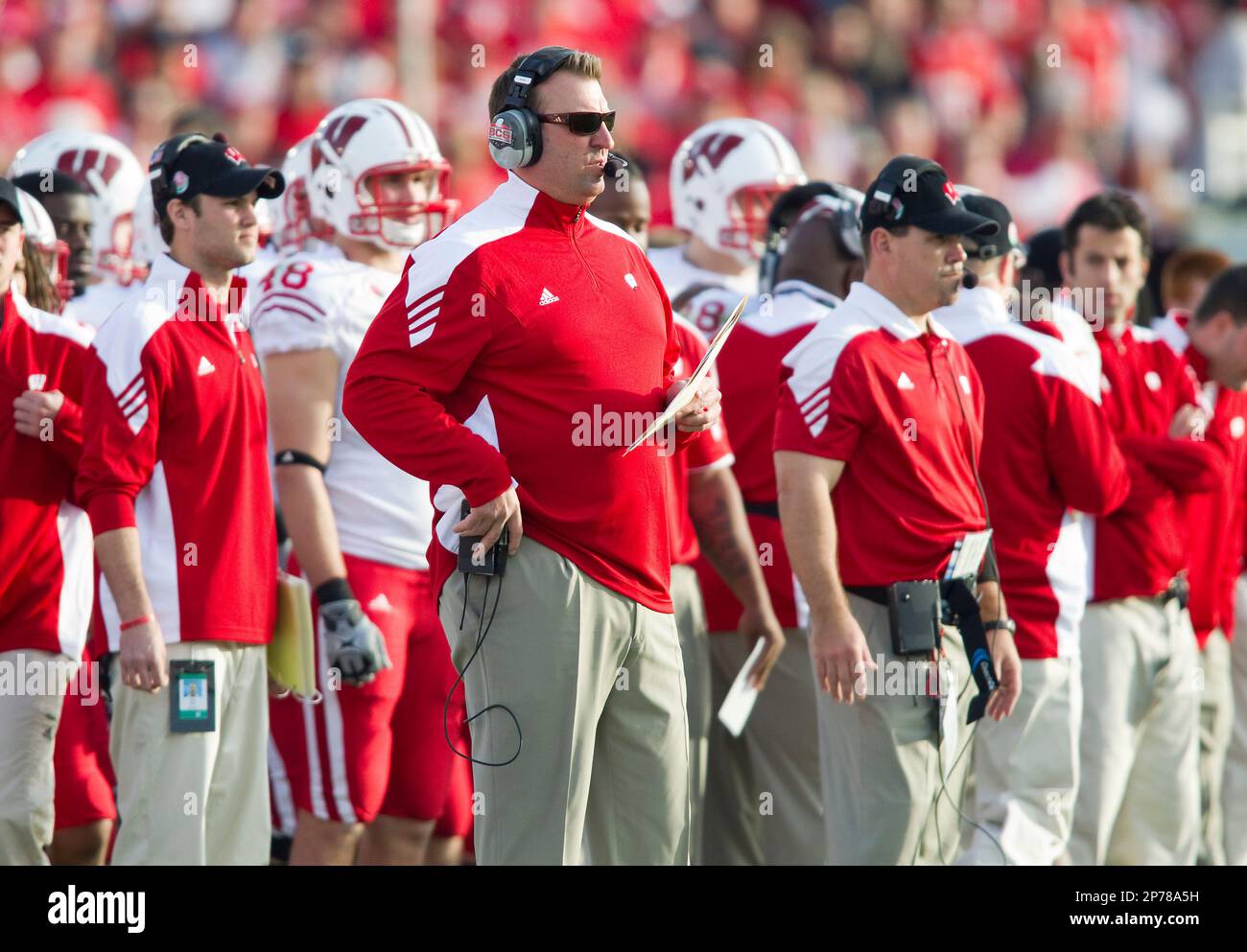 Wisconsin Badgers head coach Bret Bielema looks on during the 2011 Rose ...