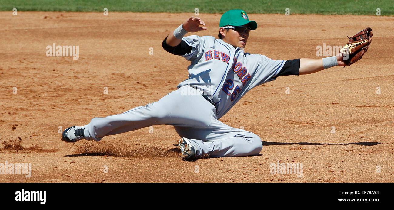 New York Mets third baseman Chin-lung Hu makes a diving catch on a ...
