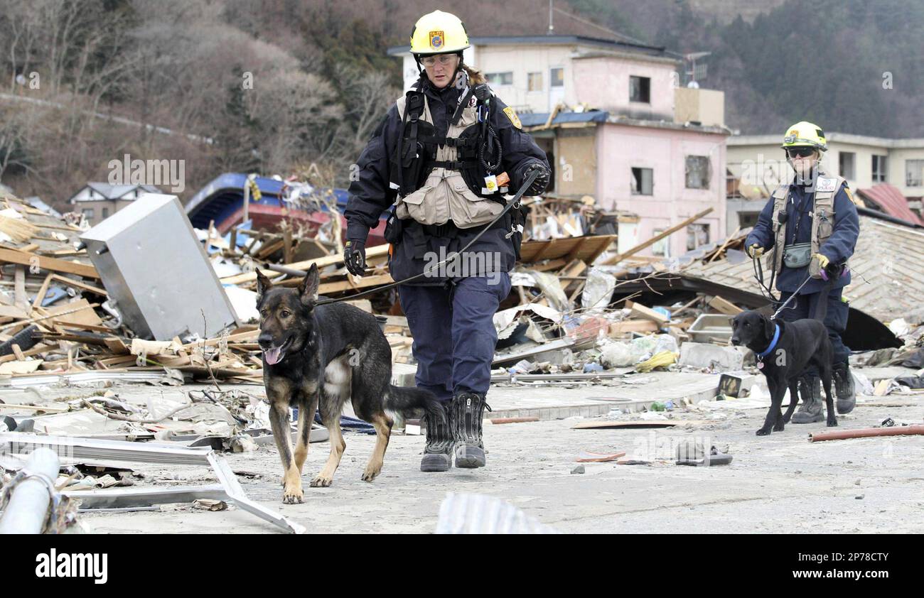 Rescuers from U.S. conduct search operation in Ofunato, Iwate, northern ...