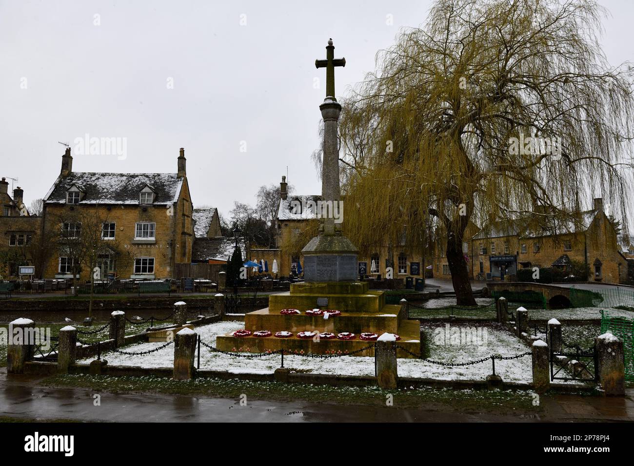 Bourton on the water in snow hi-res stock photography and images - Alamy