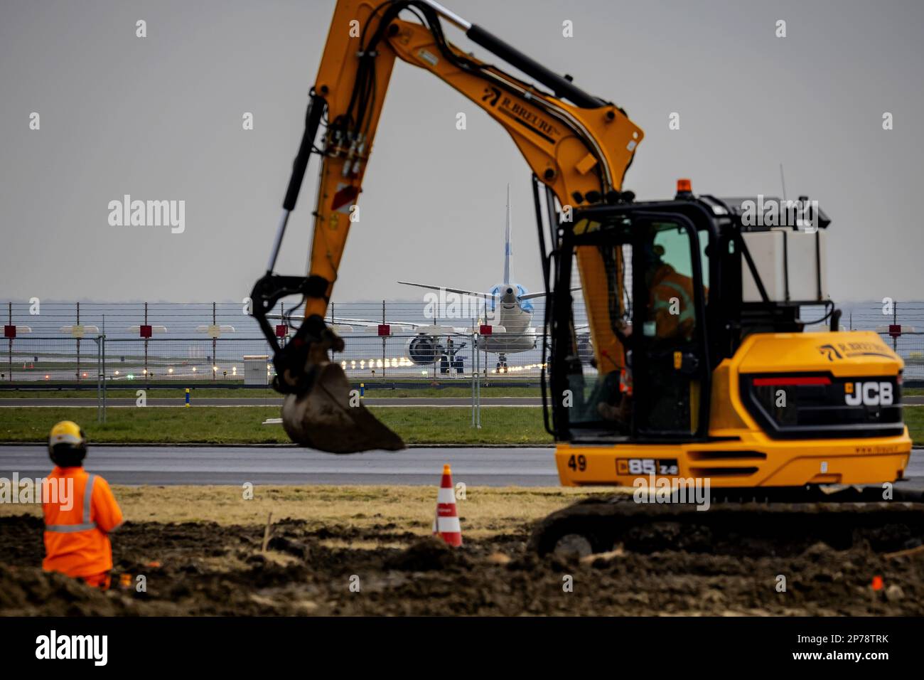 SCHIPHOL - Maintenance work on the Zwanenburgbaan. The runway at ...