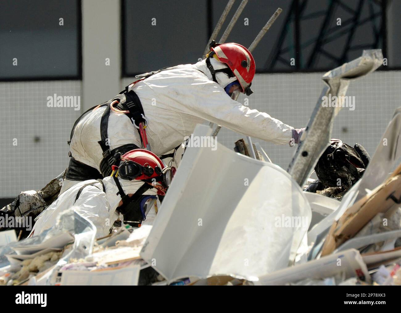 Search and recovery team members from the United Kingdom search through ...