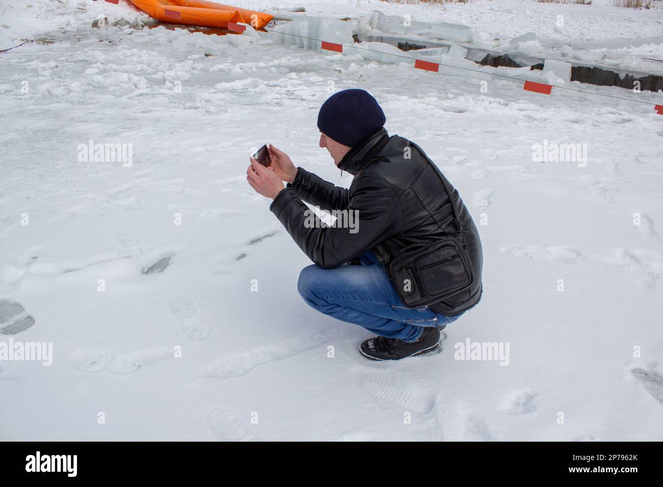 Man shooting video in nature hi-res stock photography and images - Alamy