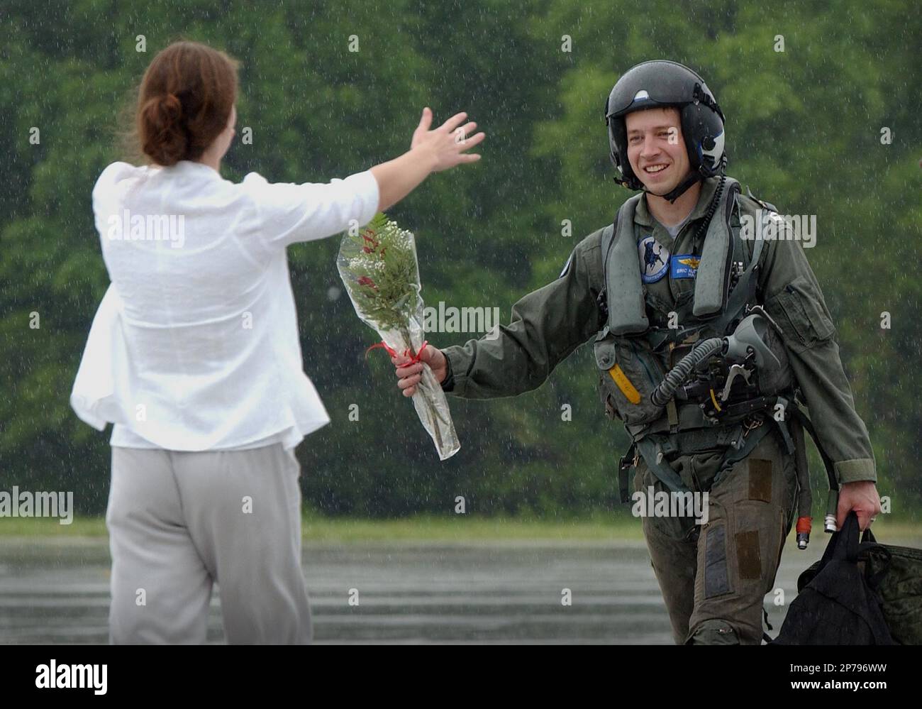 Jessica Alderman runs towards her husband Lt. Eric Alderman, an F-18 ...