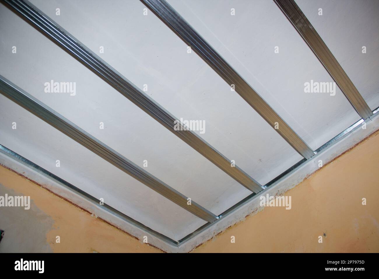 Iron frame installation hi-res stock photography and images - Alamy