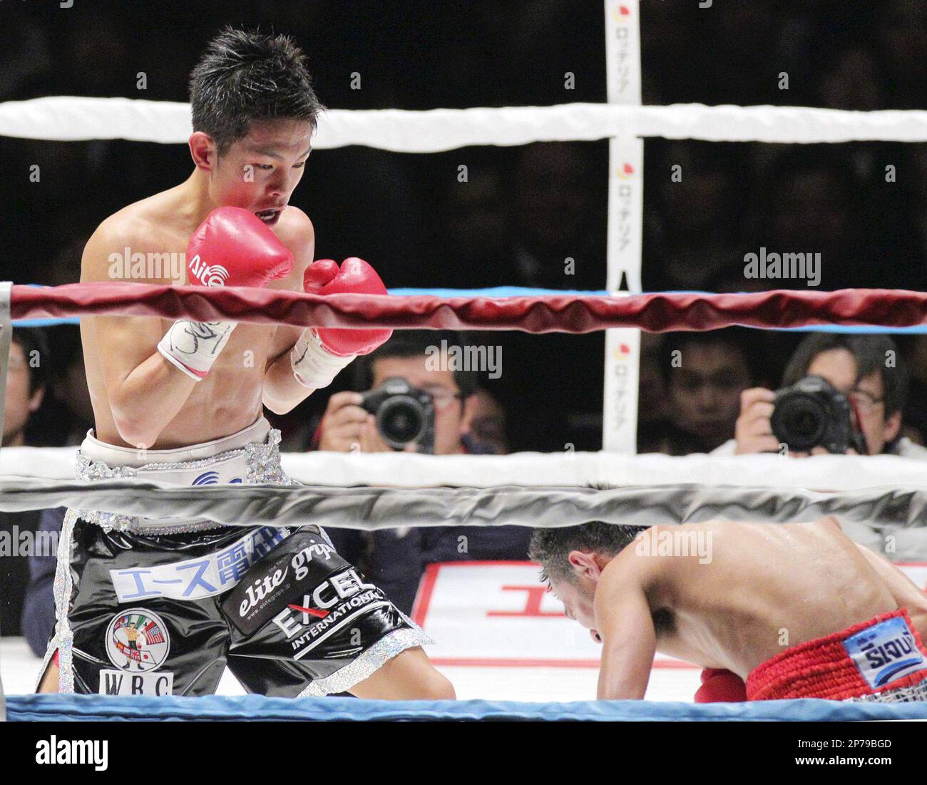 Challenger Kazuto Ioka of Japan(L), knocks out Oleydong Sithsamerchai of Thailand in the fifth ...