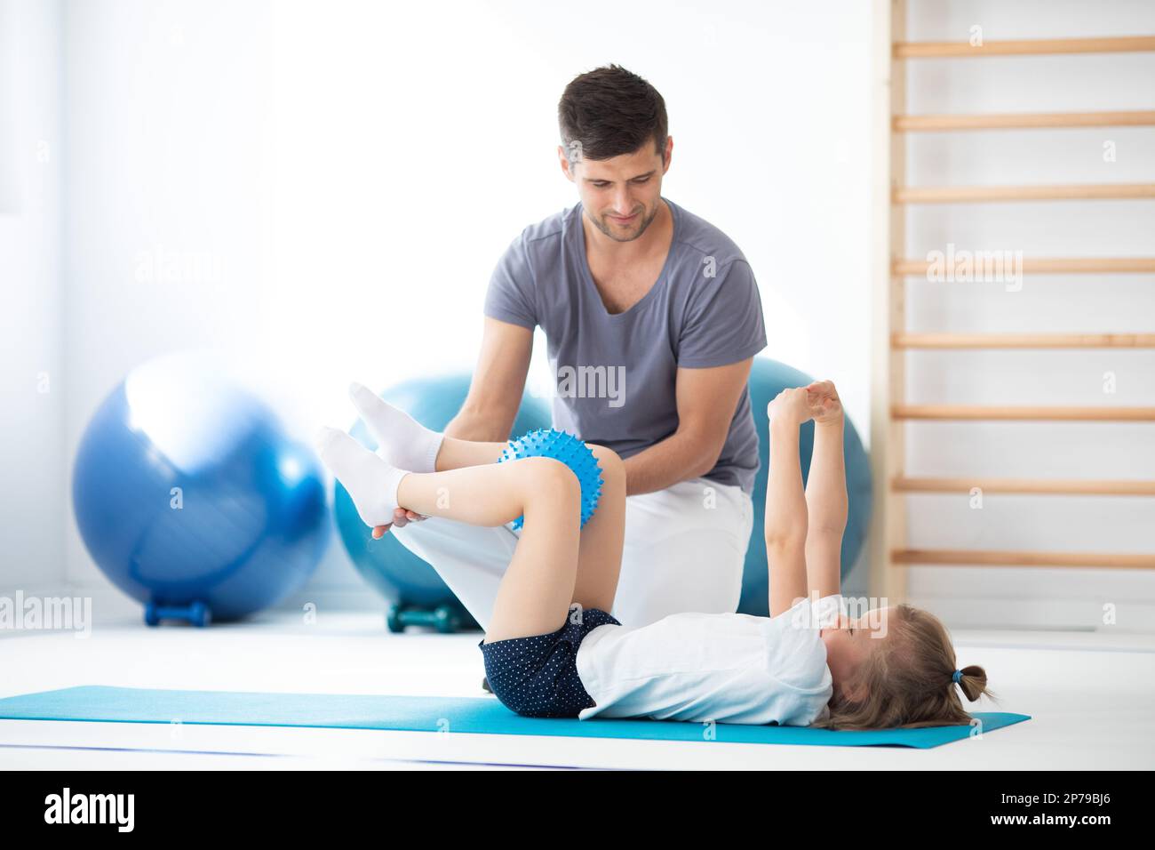 Professional physician explain to child how to perform an exercise ...