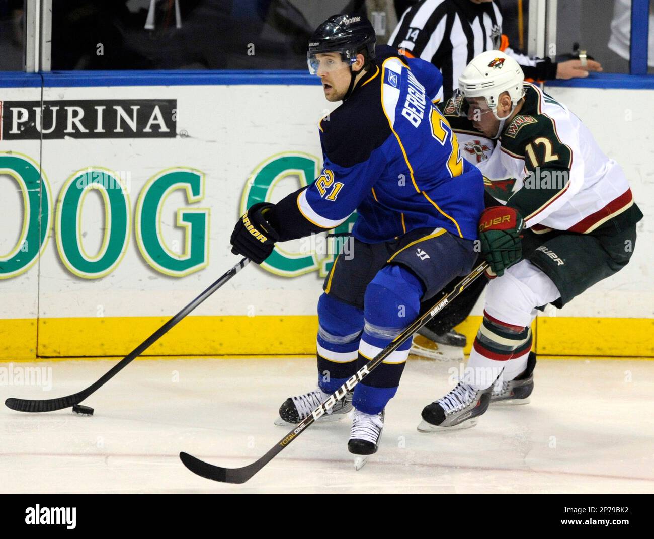 St. Louis Blues' Patrik Berglund (21), of Sweden, gets by Minnesota ...