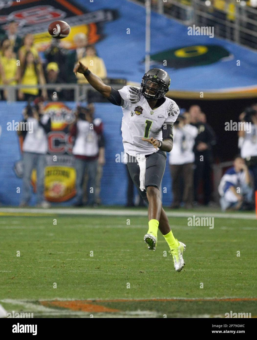 Oregon Ducks quarterback Darron Thomas in the first quarter against the ...