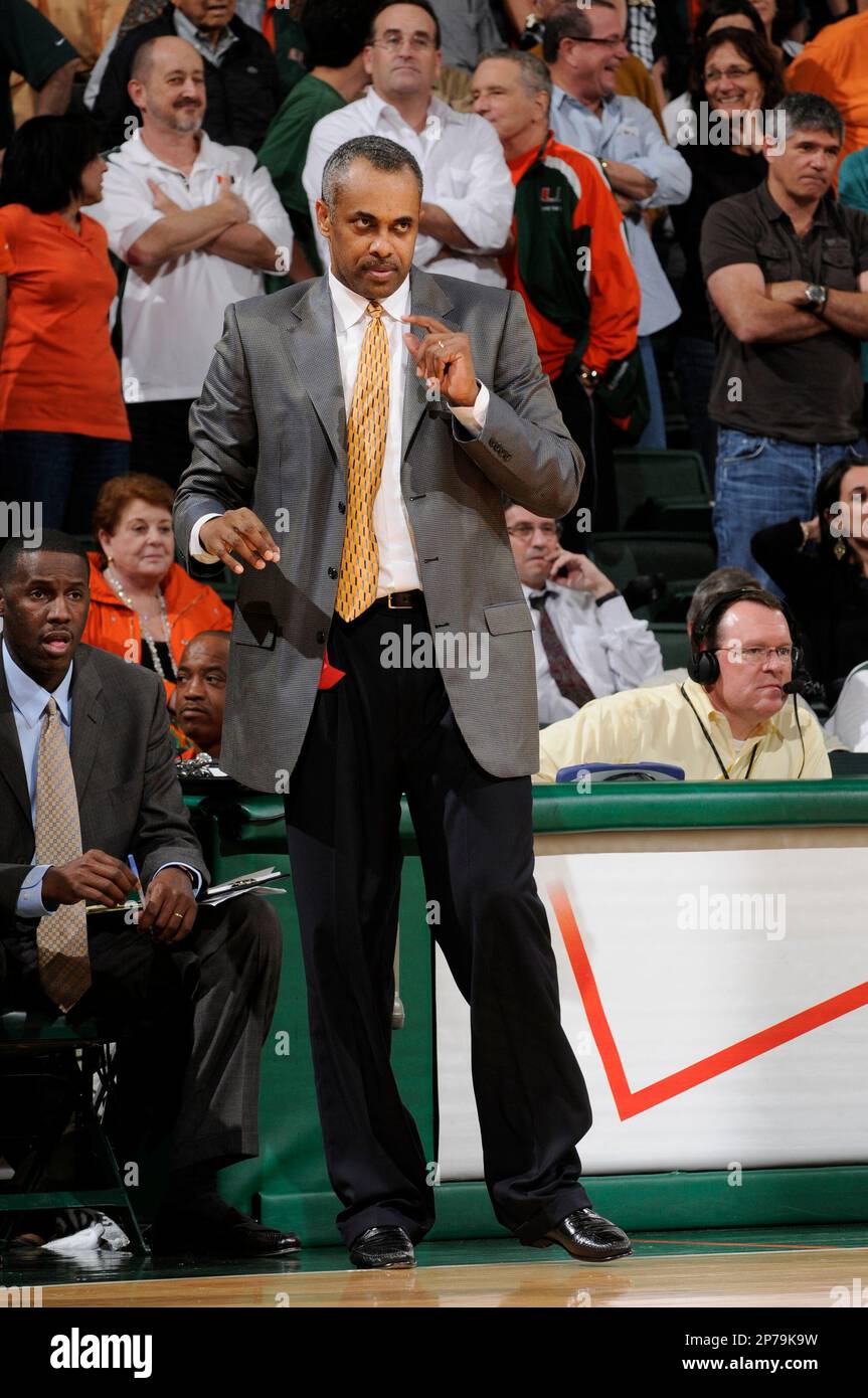 February 3, 2011: Head coach Paul Hewitt of the Georgia Tech Yellow ...