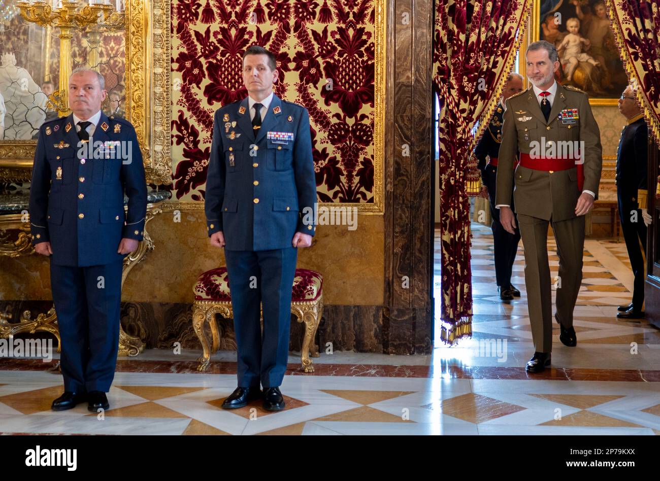 Spain's King Felipe VI (r) arrives for an audience with a group of ...