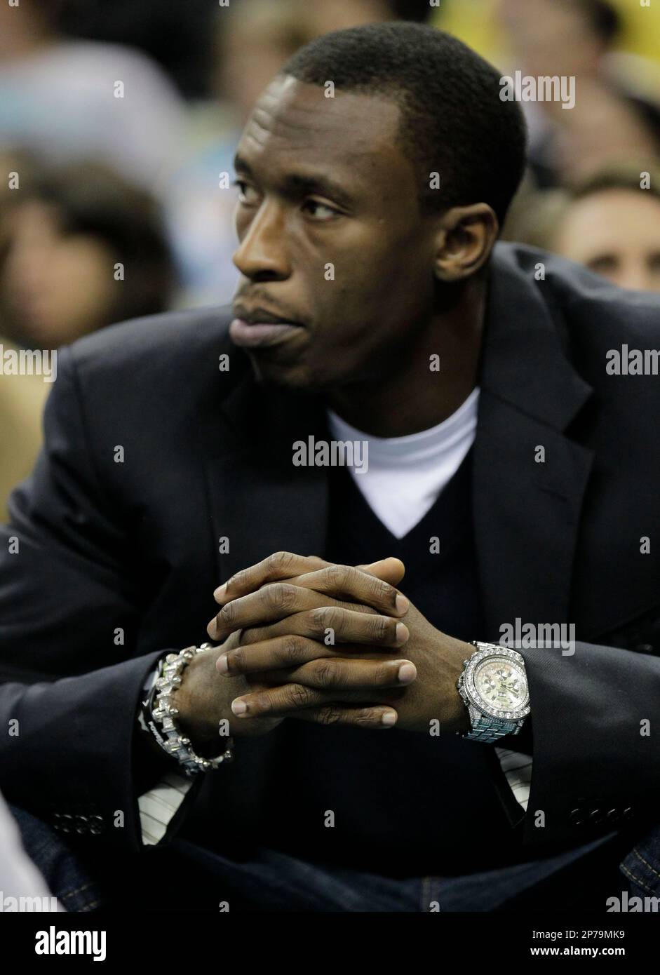 Washington Wizards small forward Josh Howard (5) on the sidelines and ...