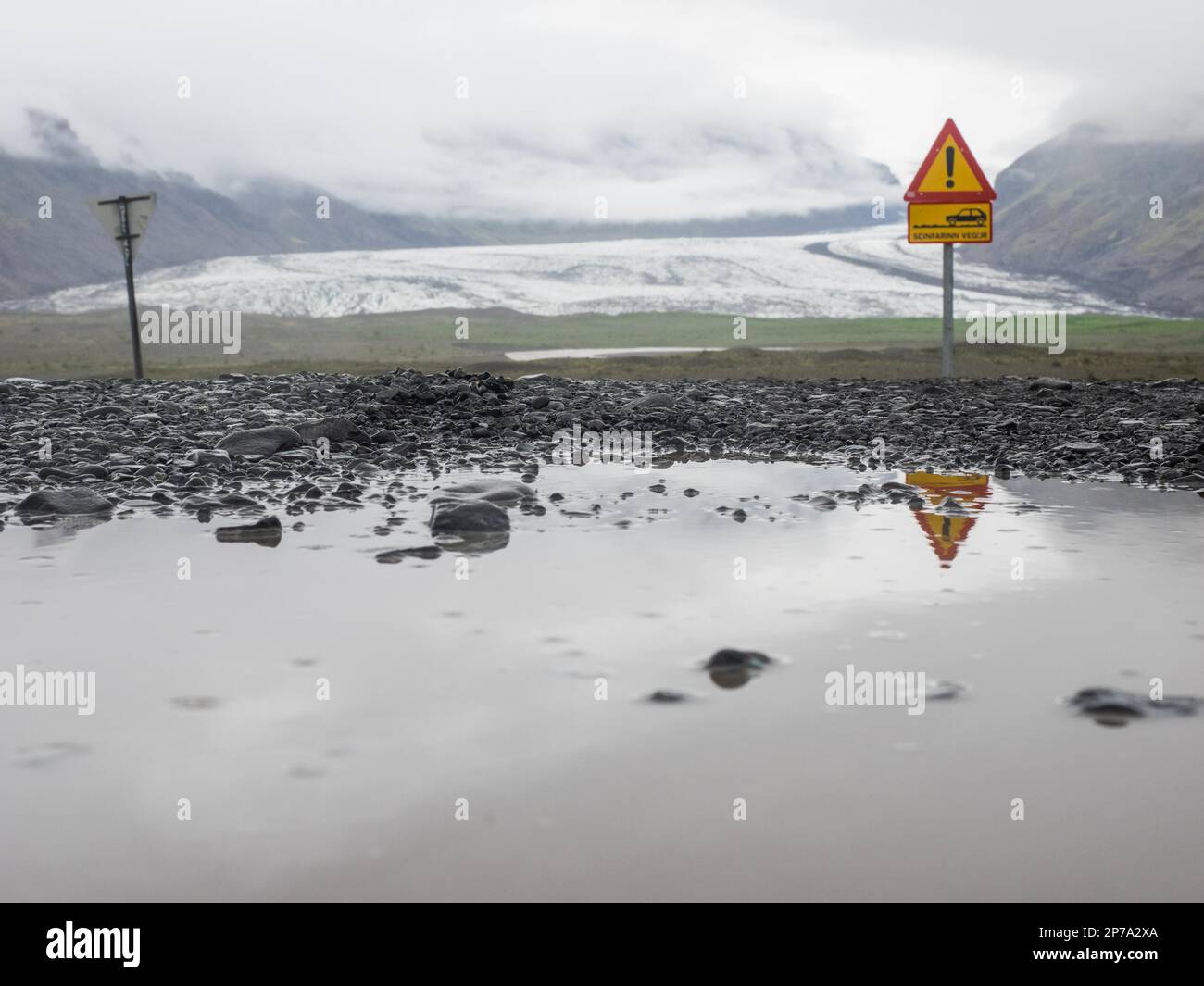 Traffic sign, Seinfarinn vegur, difficult road, Svinafellsjoekull in ...