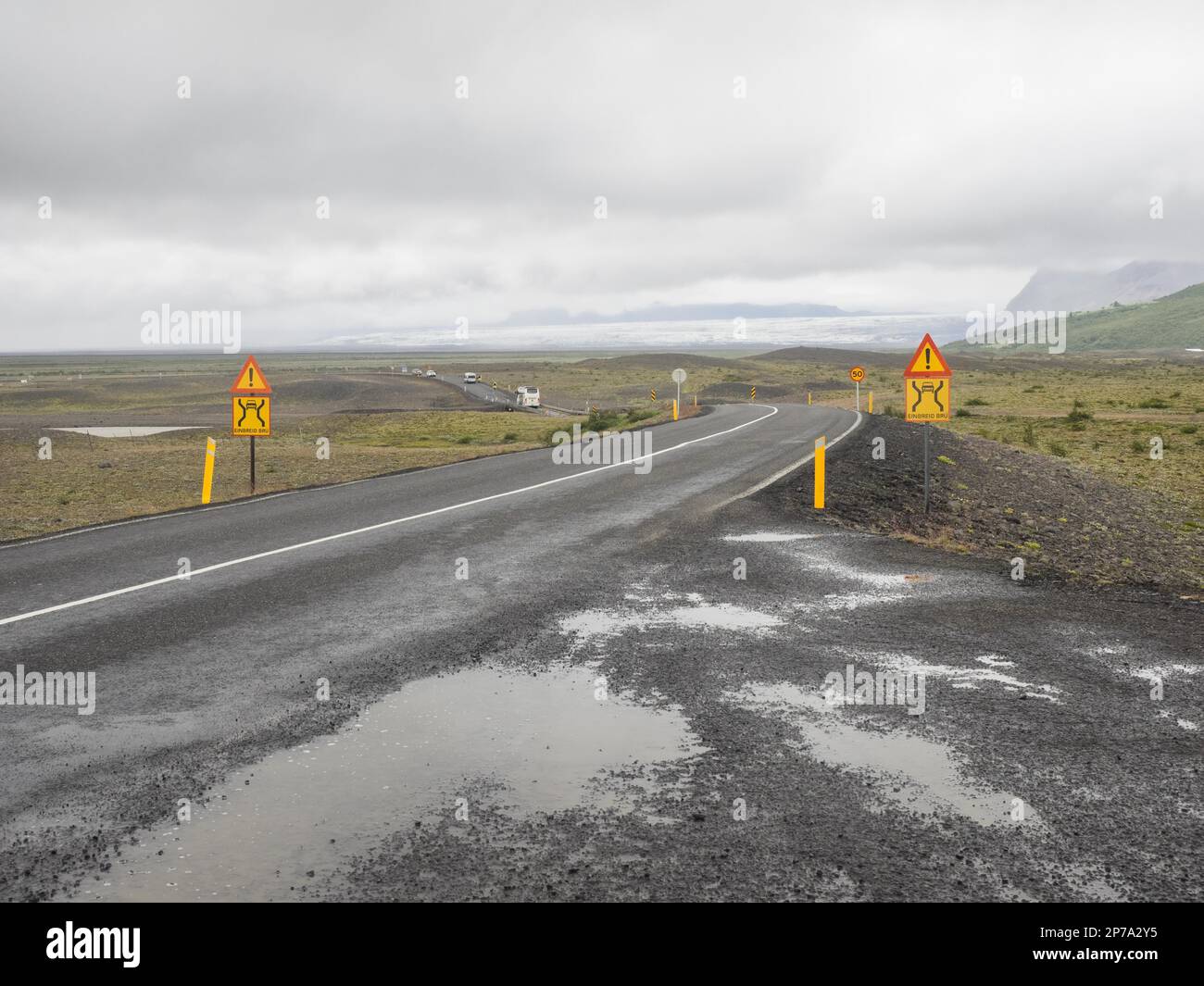 Traffic sign, ring road, Svinafellsjoekull in the fog behind ...