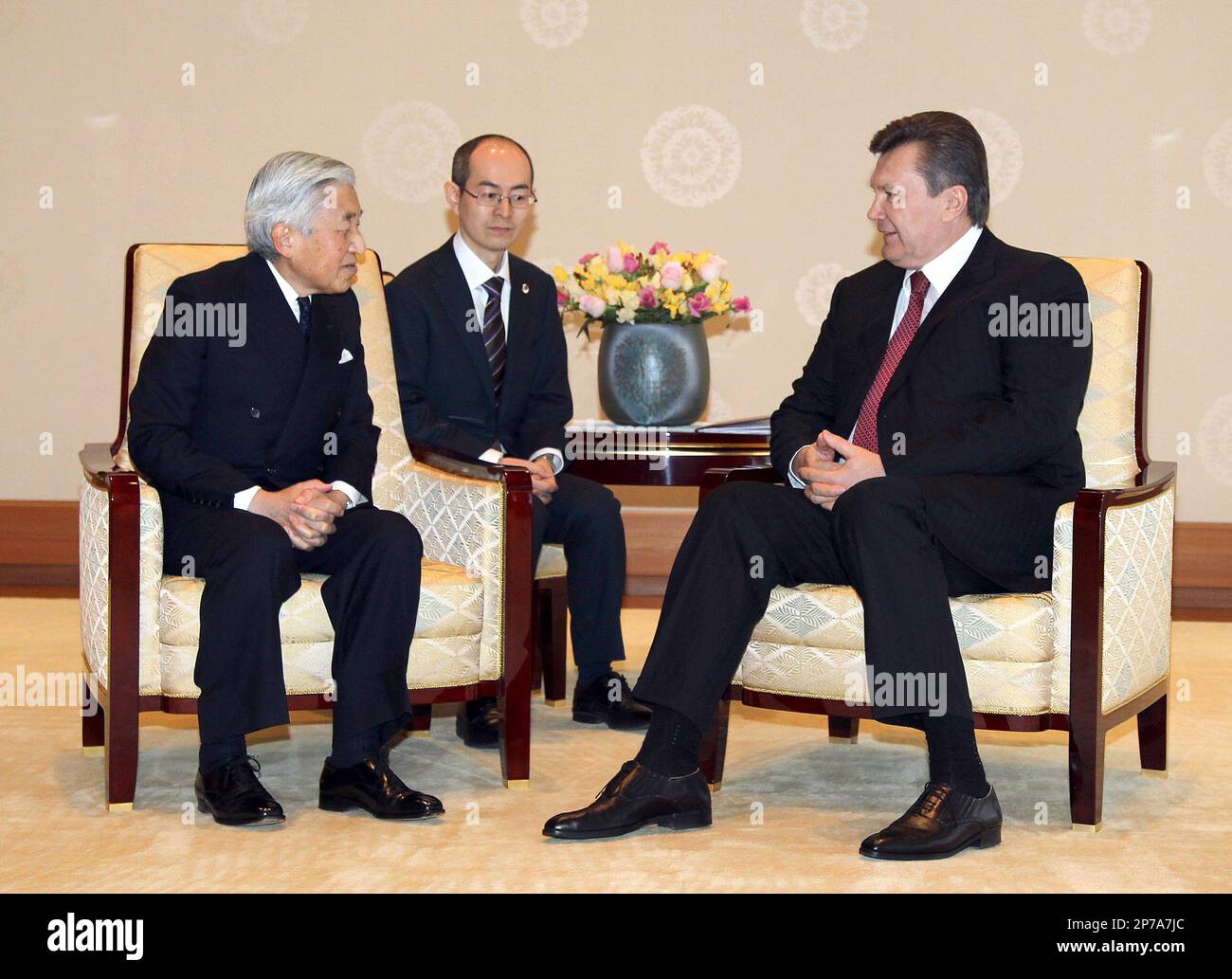 Ukrainian President Viktor Yanukovych, right, speaks with Emperor ...