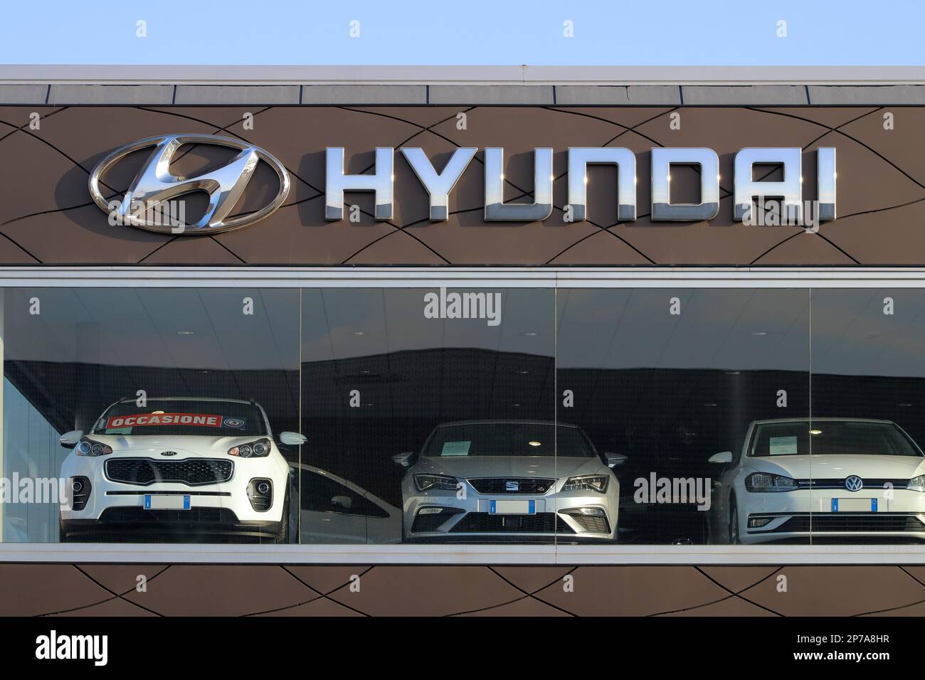 Sign official dealer car hi-res stock photography and images - Alamy