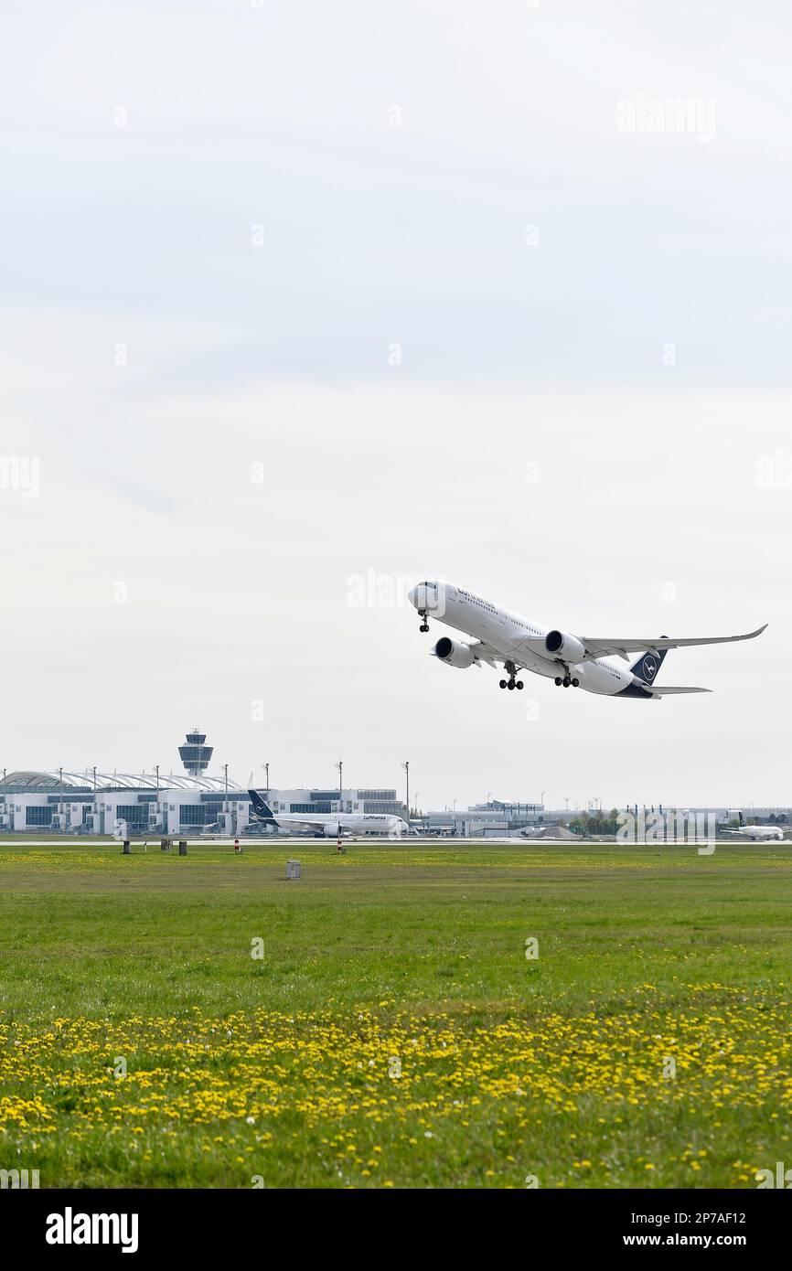 Lufthansa Airbus A320-200 taking off on Runway North, Munich Airport ...