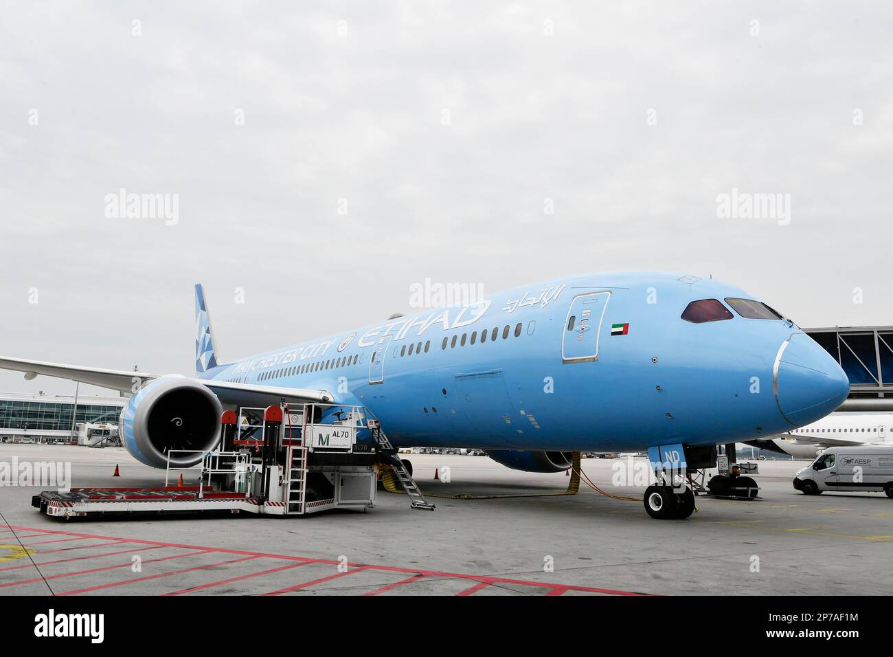 Etihad Boeing B777-9 Dreamliner special livery Manchester City on ...