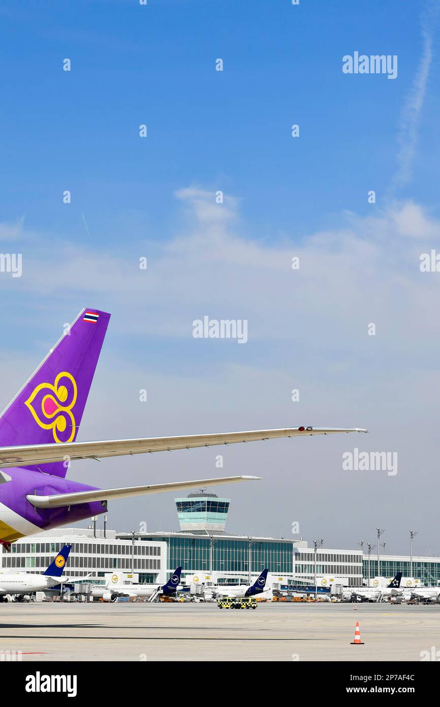 B777 front hi-res stock photography and images - Alamy