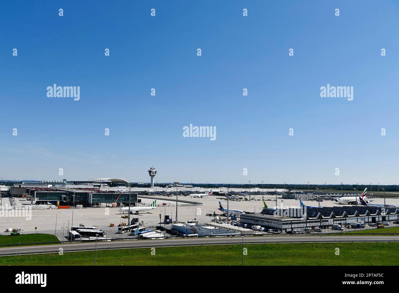 Overview of Apron West, Terminal 1 with construction site Pier North ...