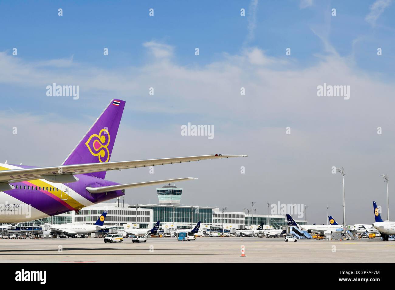 B777 front hi-res stock photography and images - Alamy