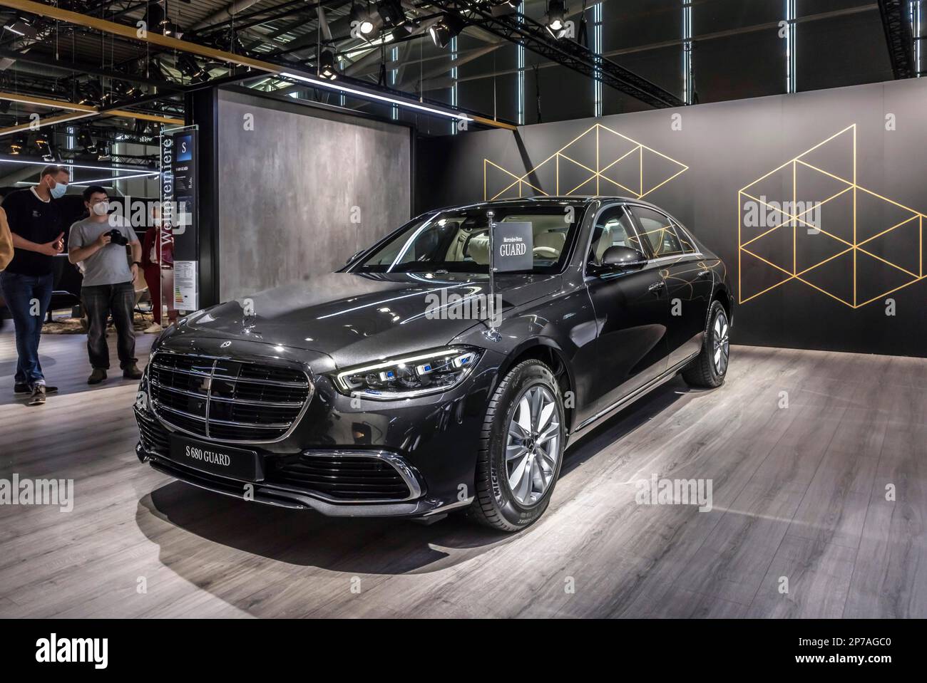 Security vehicle for endangered persons, the Mercedes S 680 Guard 4 ...