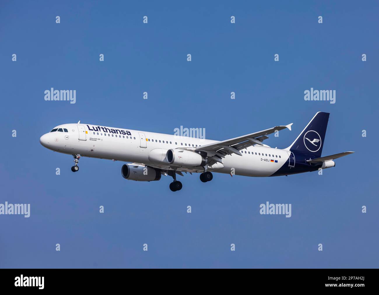 Fraport Airport, Lufthansa Airbus A321-200 on approach to Fraport ...