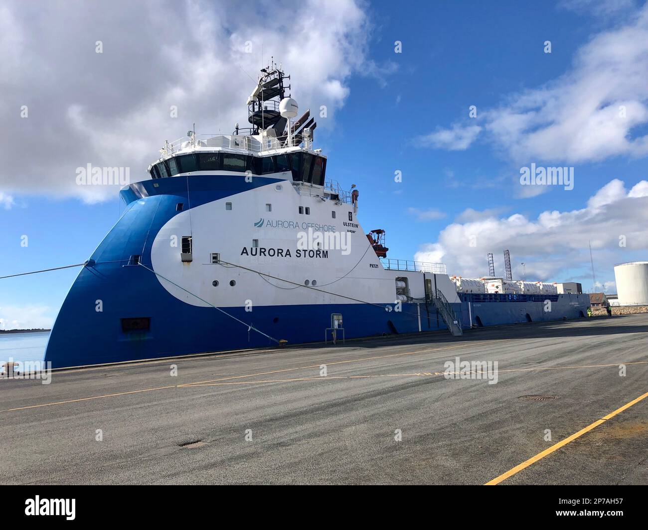 North sea oil platform in storm hi-res stock photography and images - Alamy