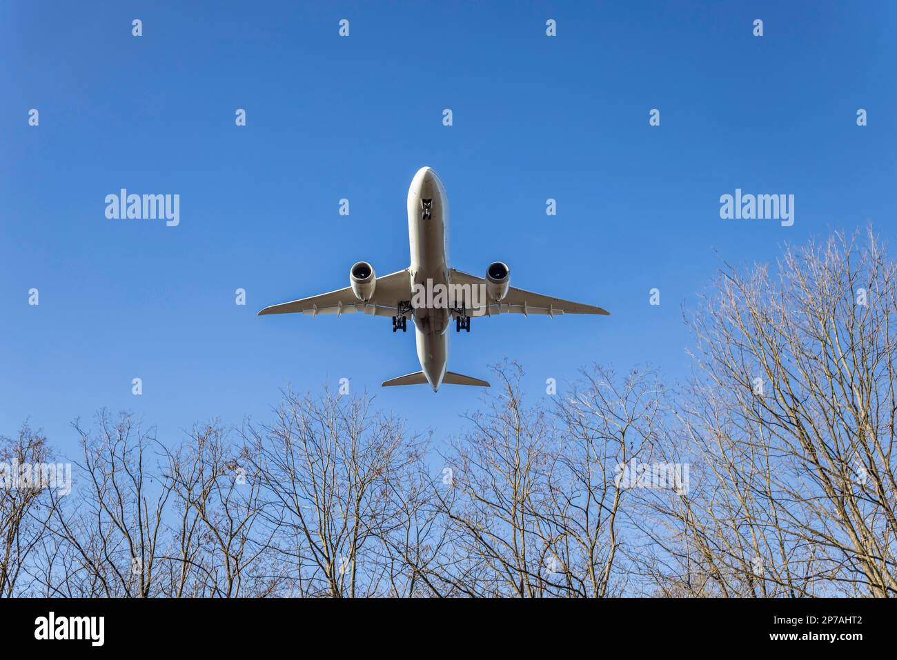 Aircraft on approach, view from below the silhouette, UNITED AIRLINES ...