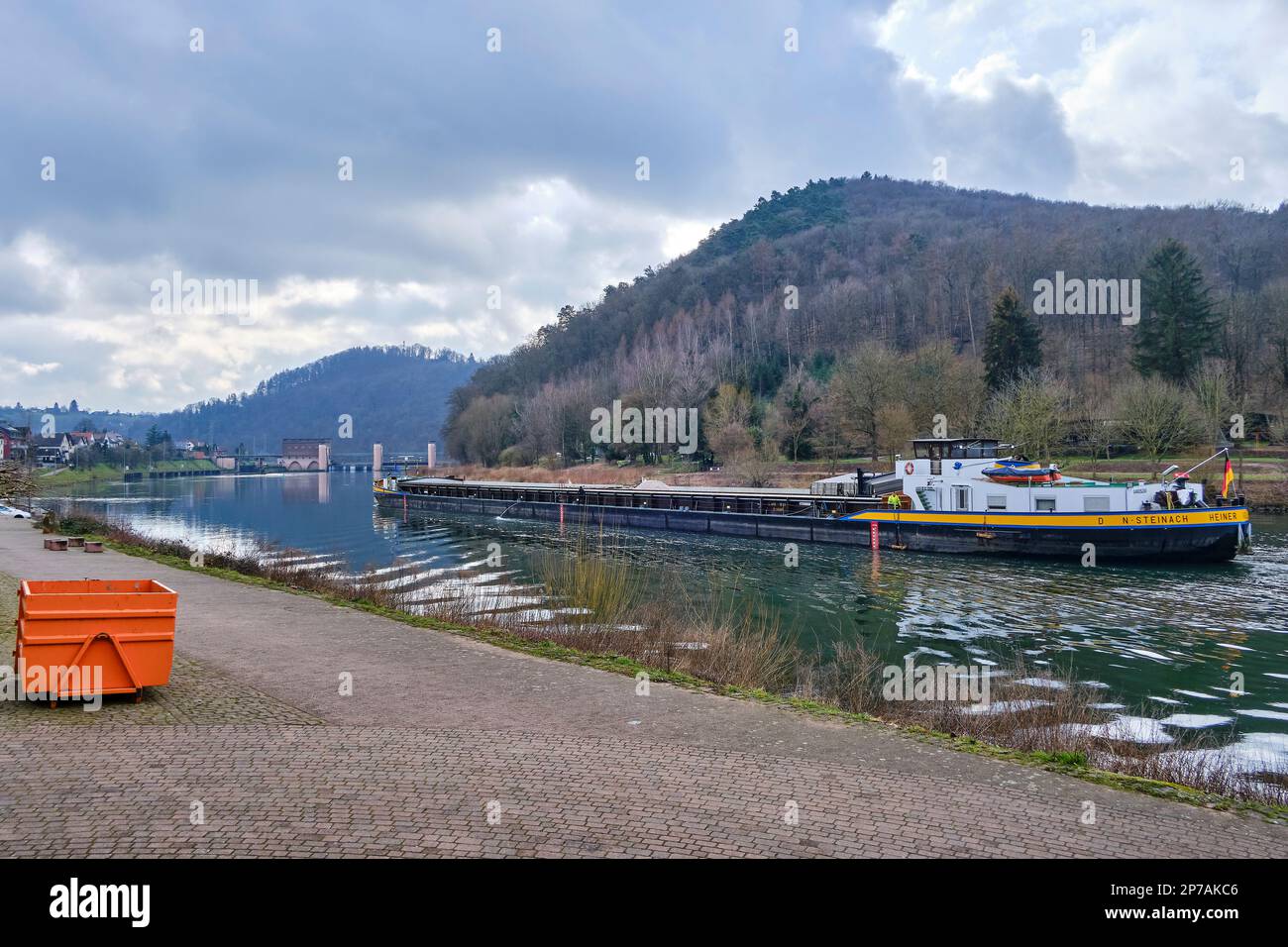 The inland freighter MS Heiner Krieger approaches the Neckarsteinach ...