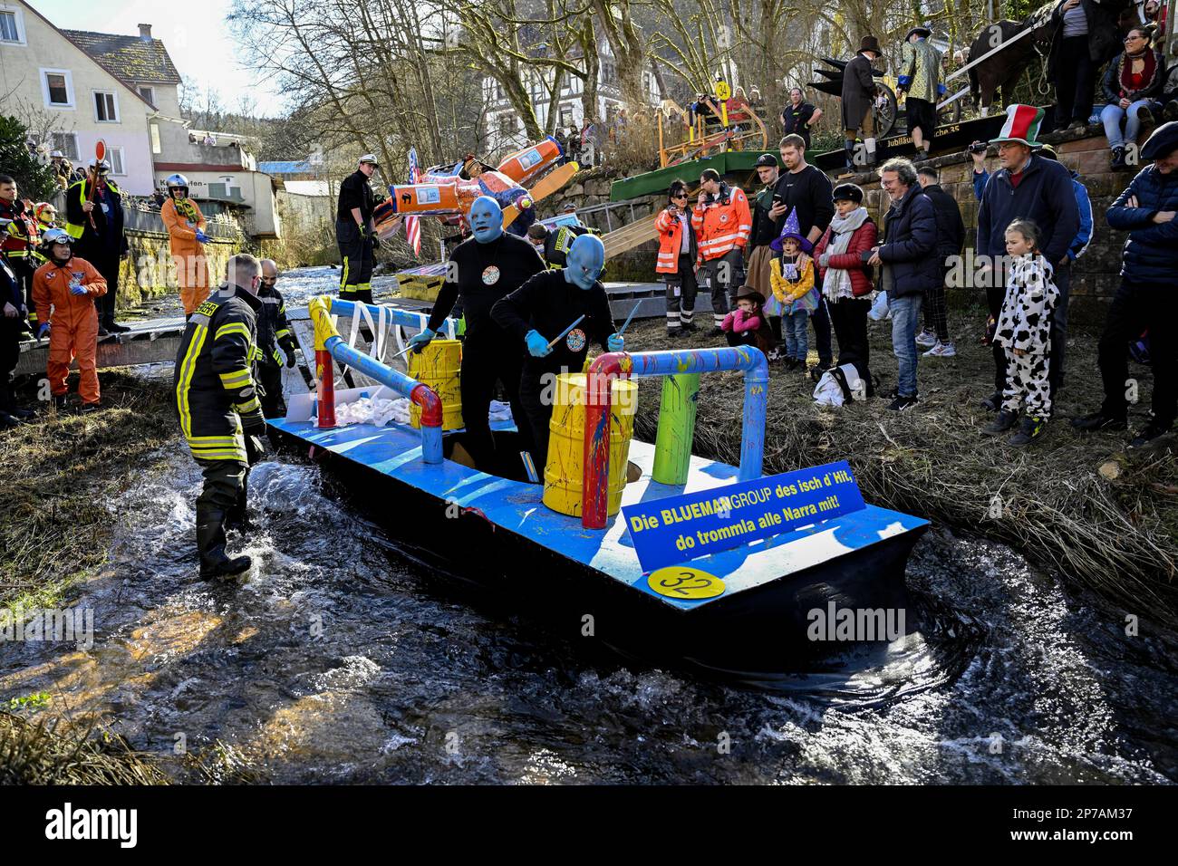 Zuber Blue Man Group on the river Schiltach, Da-Bach-na-Fahrt ...