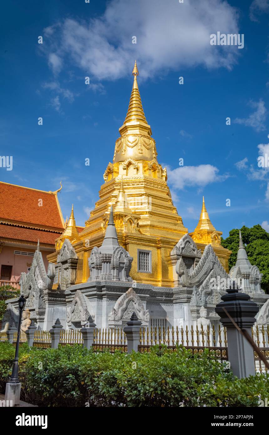 A golden stupa at the Saravoan Techo Pagoda in Phnom Penh, Cambodia ...