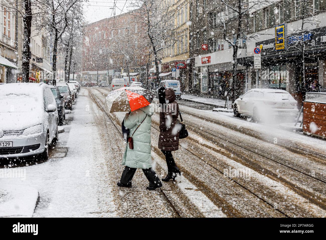Driving snow on the Nordstrasse shopping street in Dusseldorf Stock ...