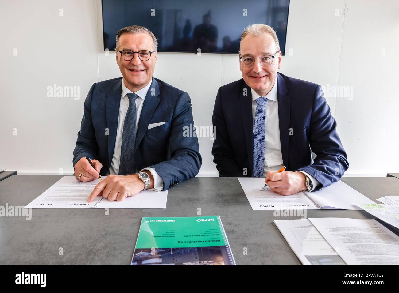 Kiel, Germany. 08th Mar, 2023. Olaf Berlien (l), CEO of the gas engine ...