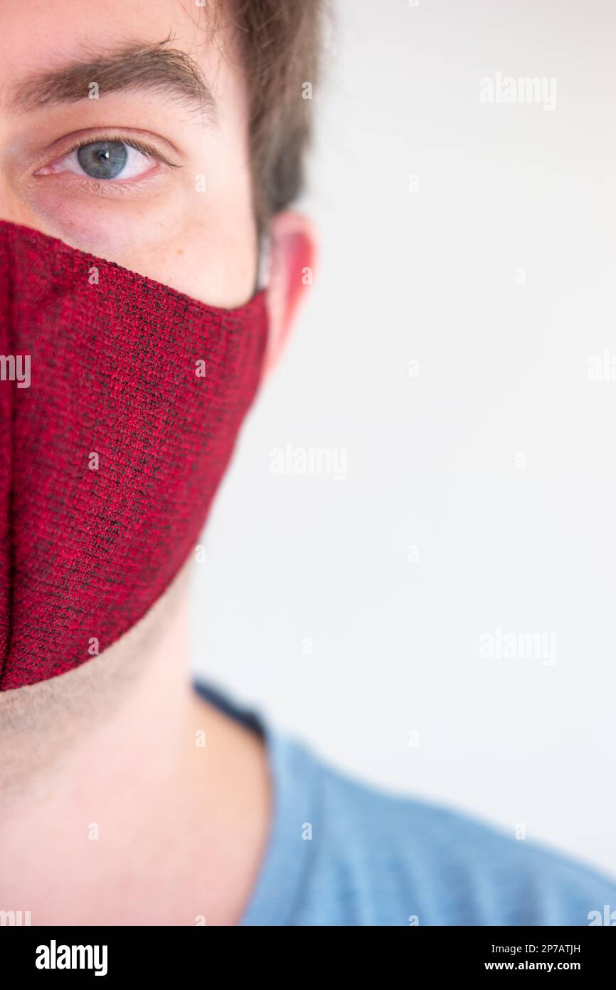 Worker wearing a cloth mask hi-res stock photography and images - Alamy