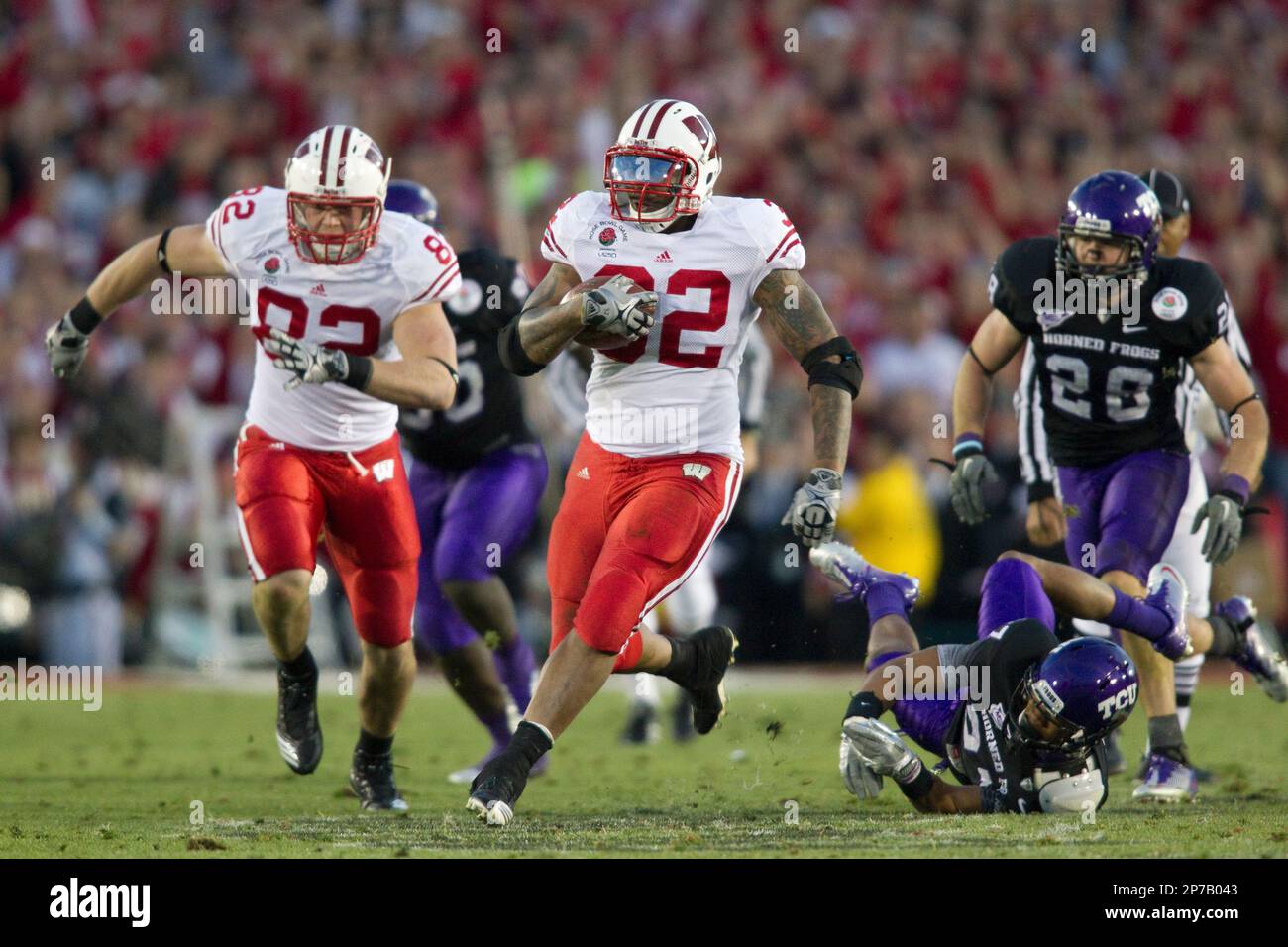 Wisconsin Badgers running back John Clay (32) carries the ball against ...