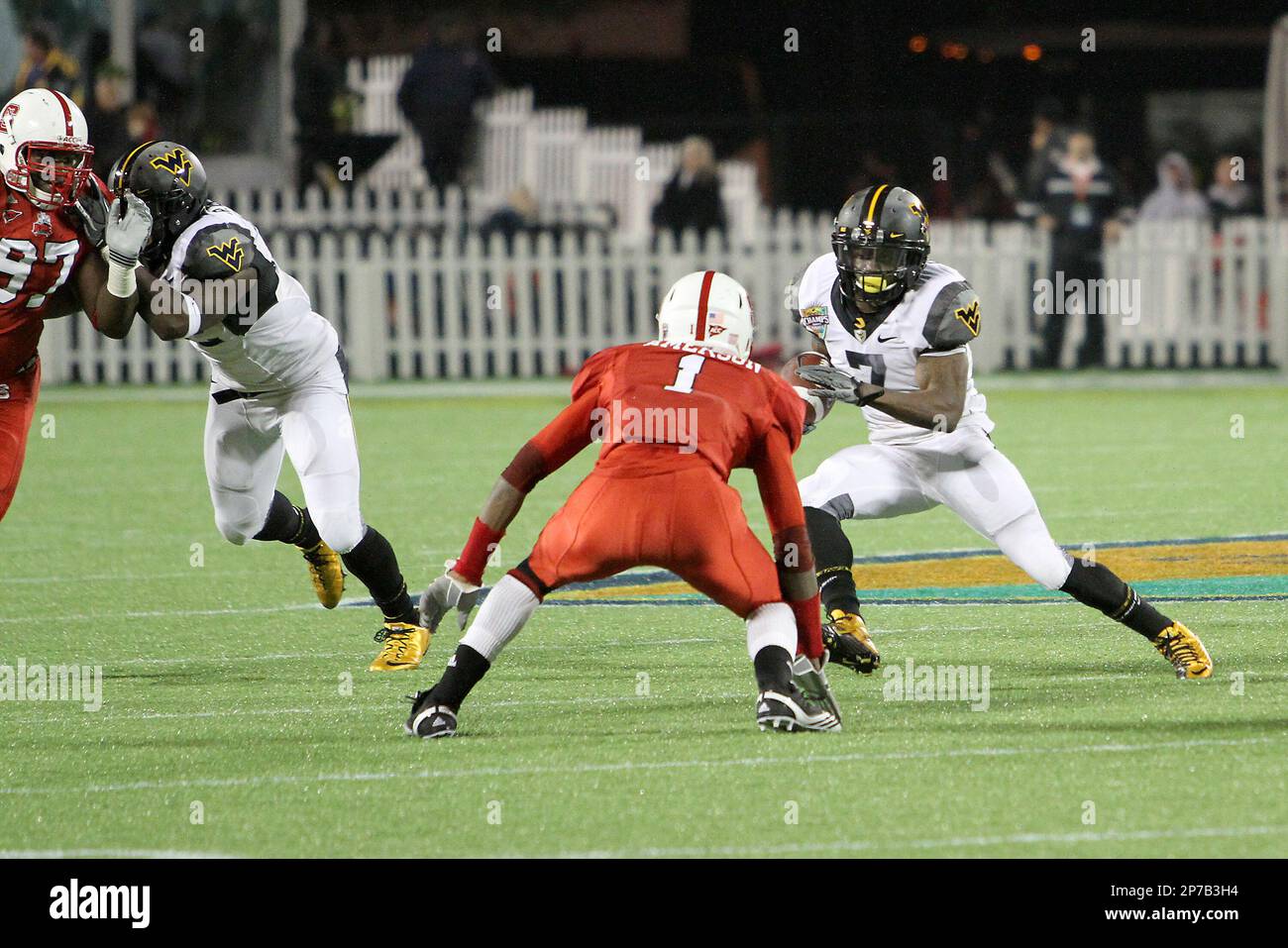 West Virginia running back Noel Devine (7) eludes North Carolina State ...