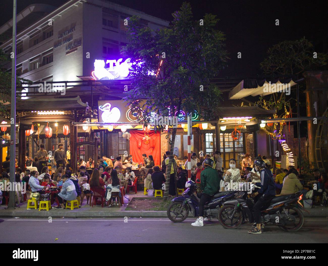 Vietnam, Hue, restaurant, people, nightlife Stock Photo - Alamy
